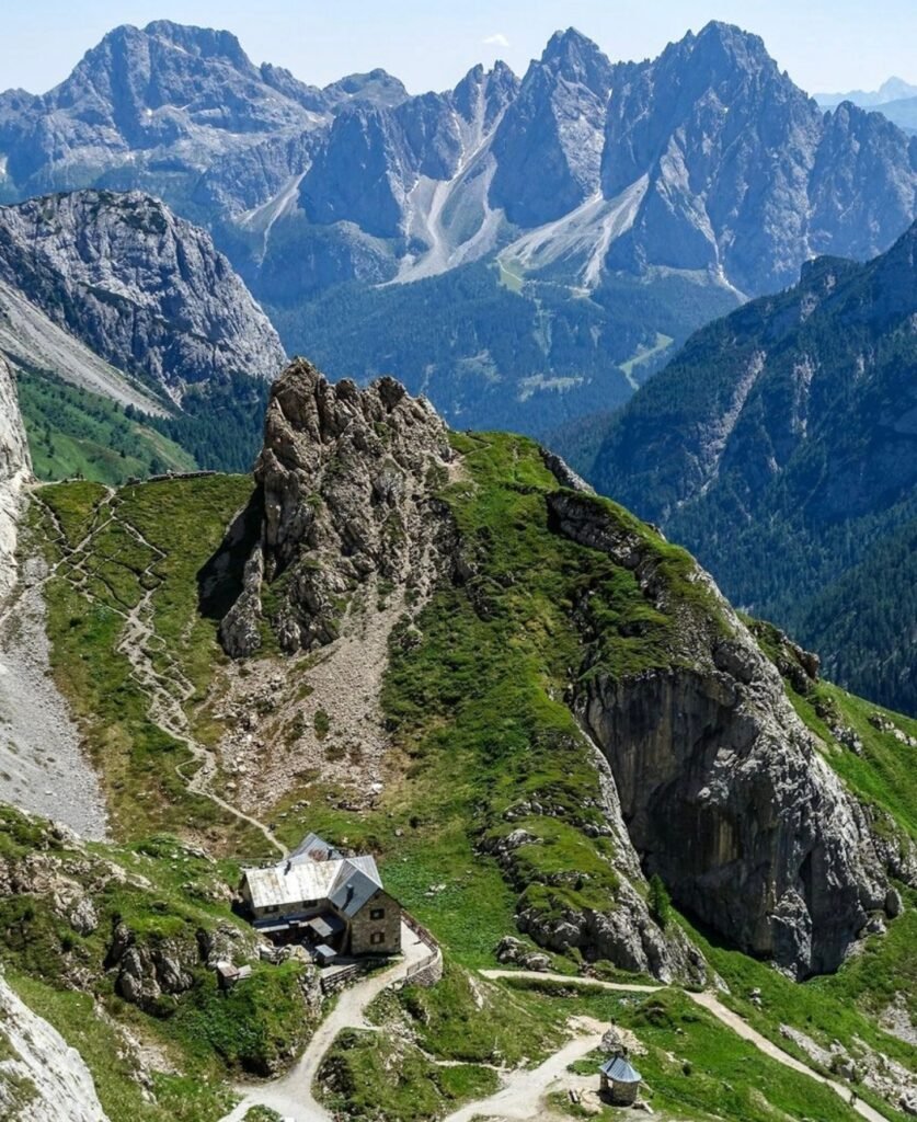 Rifugio P. F. Calvi e Monte Oregone (2385 m) | Escursione
